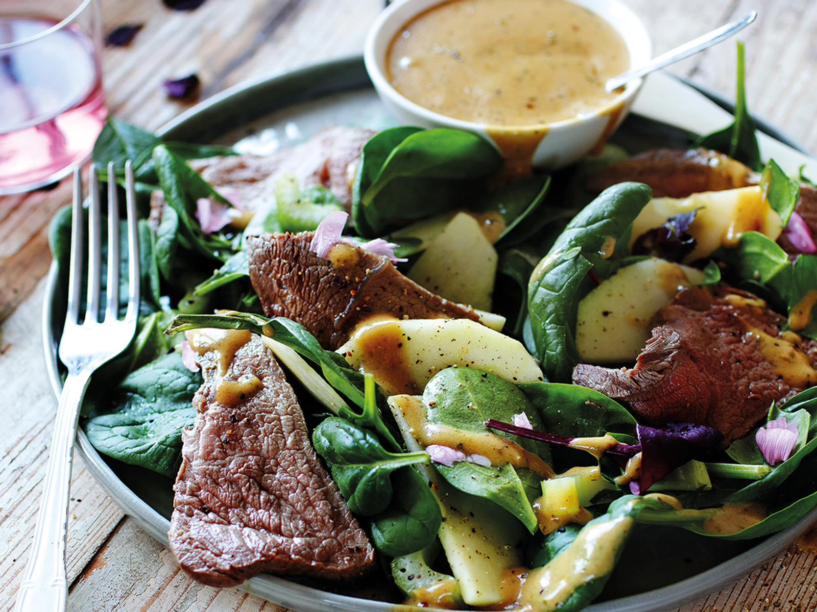 Deer fillet mignon salad - Vegeta