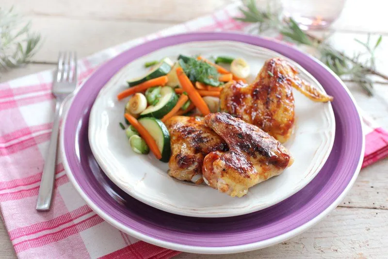 Spicy honey-glazed chicken wings with stir-fried vegetables - Vegeta