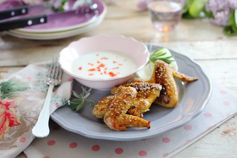 BBQ chicken wings with sesame seeds and yoghurt dip - Vegeta