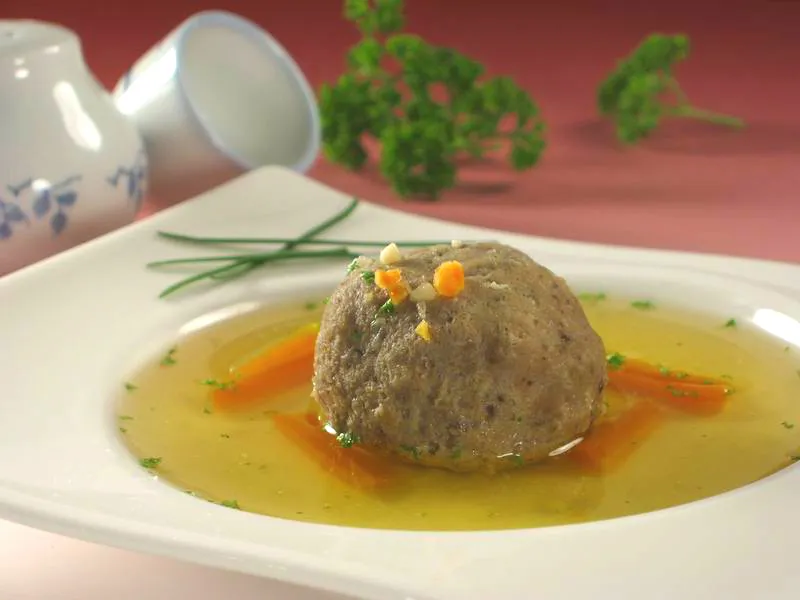 Soup with liver balls (Leberknödelsuppe) - Vegeta